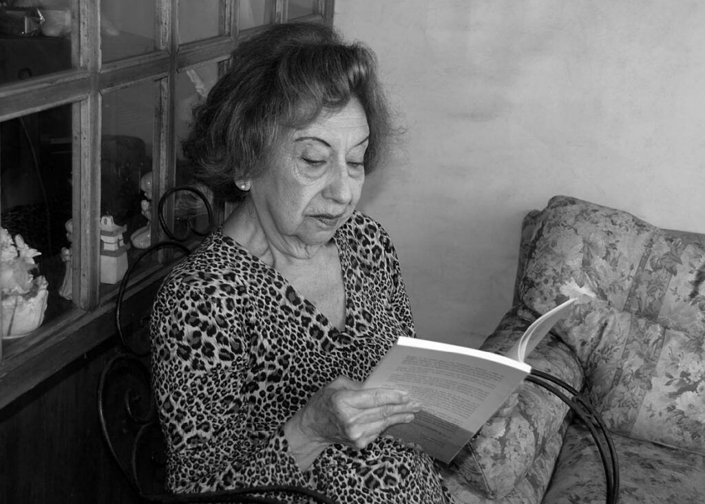 Nuevo Libro Plasmará Los Mejores Poemas De La Iquiqueña Iris Di Caro ...